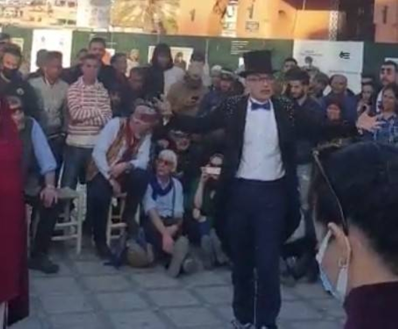 Marrakech. L’ambassadeur de UK au Maroc fait la halqa à jamaa fna - L ...